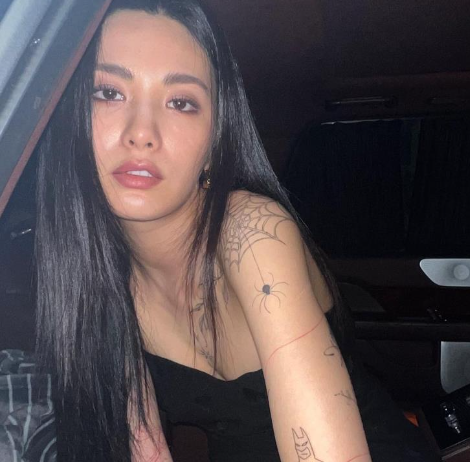 "깨끗한 몸을 보여줘" 한마디에 배우 나나 전신타투 지운다