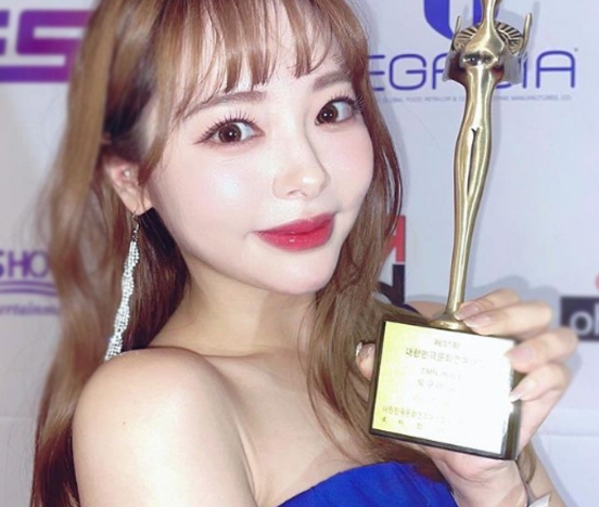 Av 성인 포르노 배우오구라유나 예능상 수상 소식에 비판받고 있는 현재상황